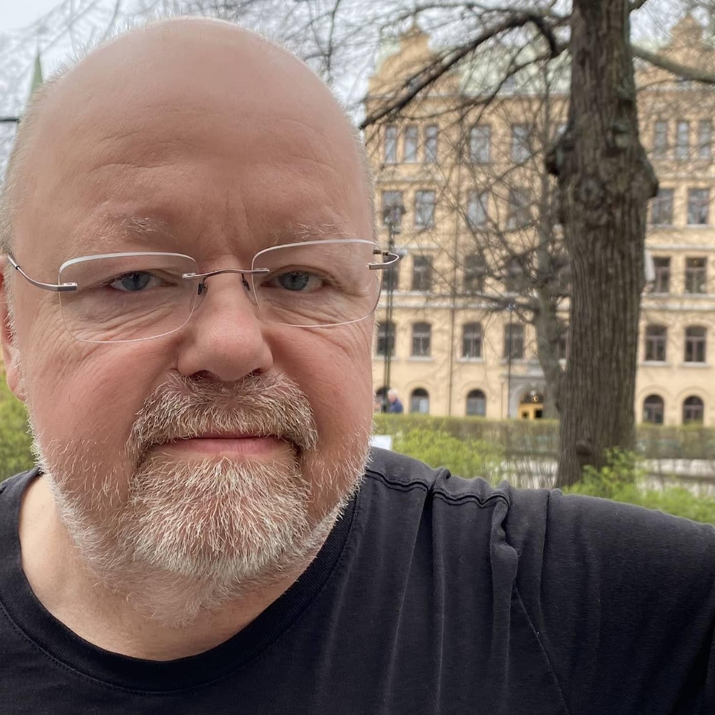 Kalle Moraeus har skrivit en bok till alla gubbar och debuterar med ...