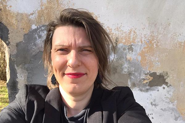 #6 Marta Herca "Starp mums, meitenēm, runājot" un "Muša" | Listen Notes